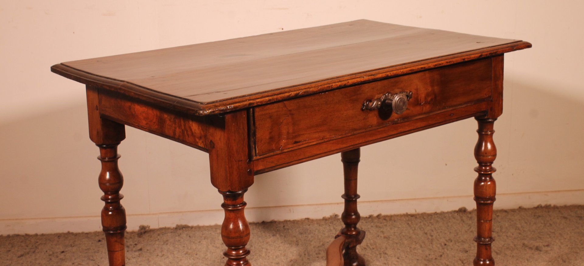 17th Century Louis XIV Writing Table in Walnut for sale at Pamono