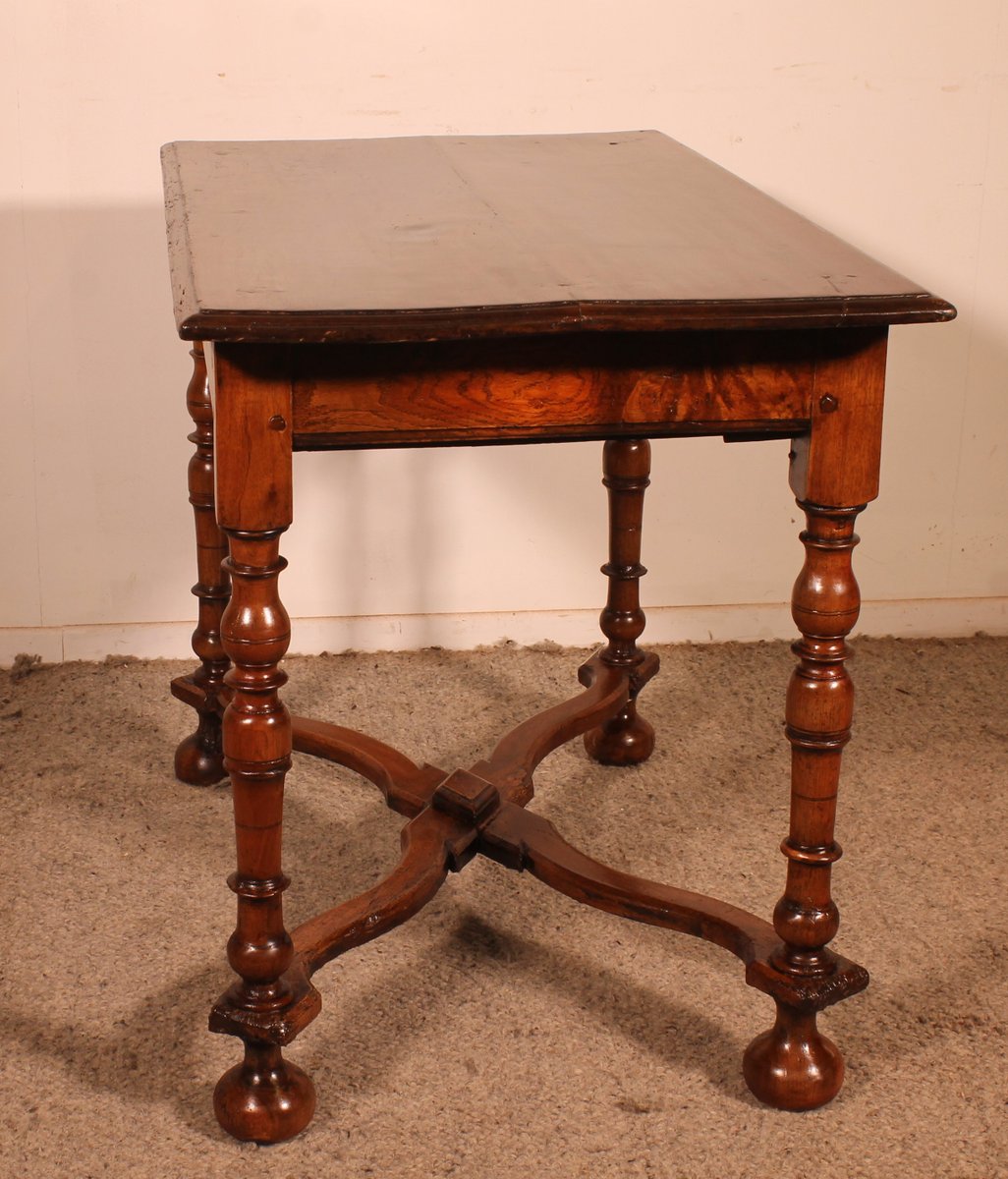 17th Century Louis XIV Writing Table in Walnut for sale at Pamono