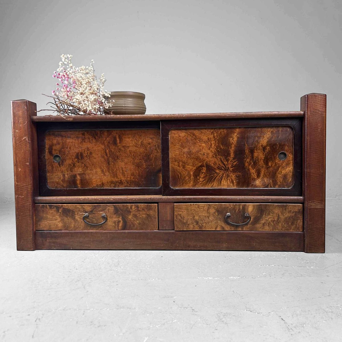 Japanese Jibukuro Tokonoma Low Cabinet, 1920s for sale at Pamono
