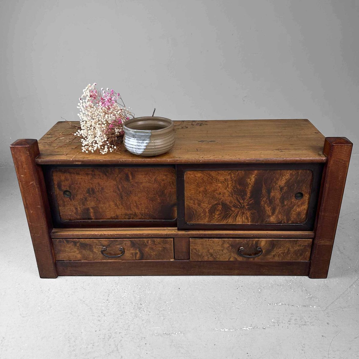 Japanese Jibukuro Tokonoma Low Cabinet, 1920s for sale at Pamono