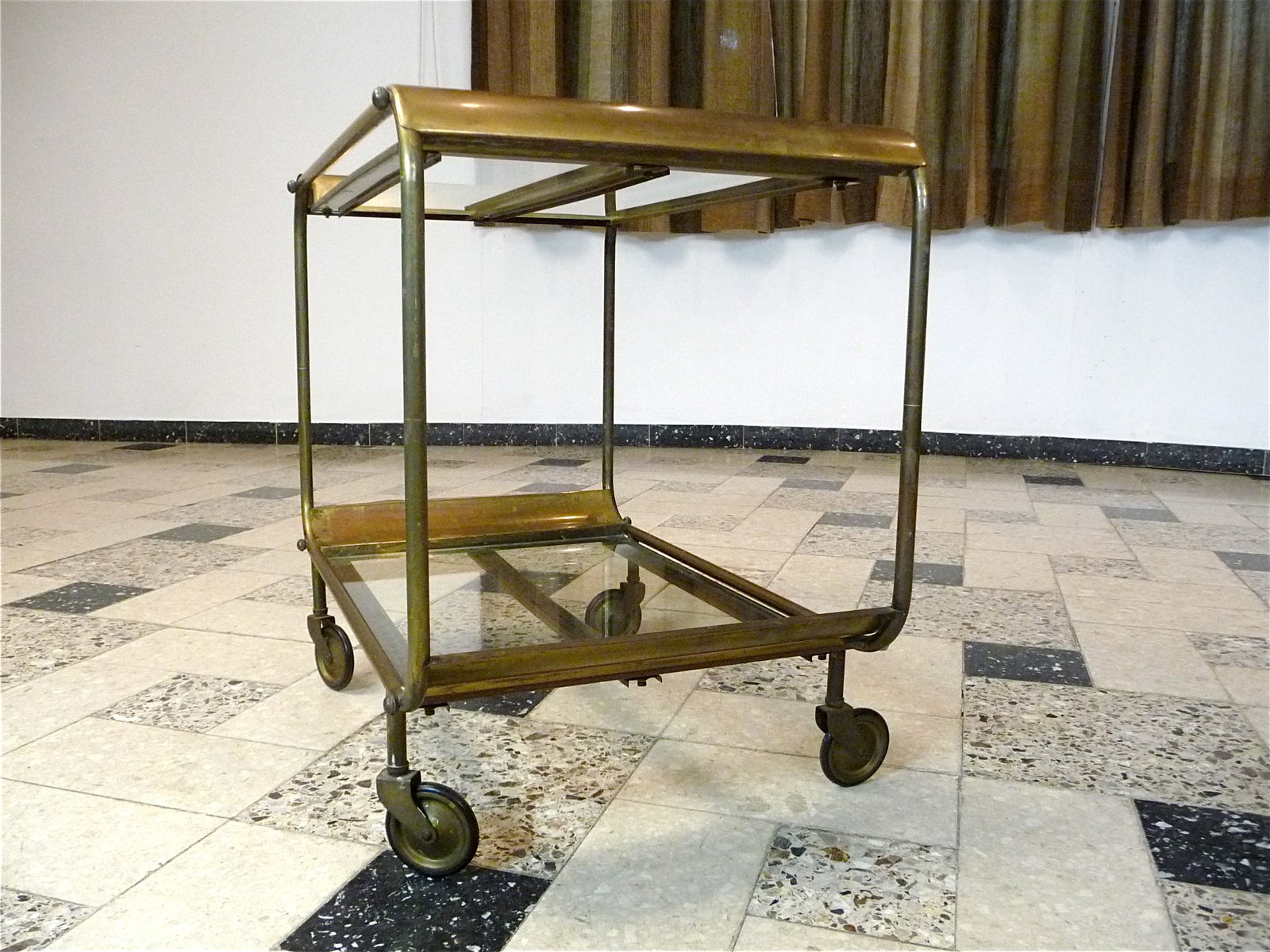 Französischer Art Deco Barwagen aus Messing & Glas bei Pamono kaufen