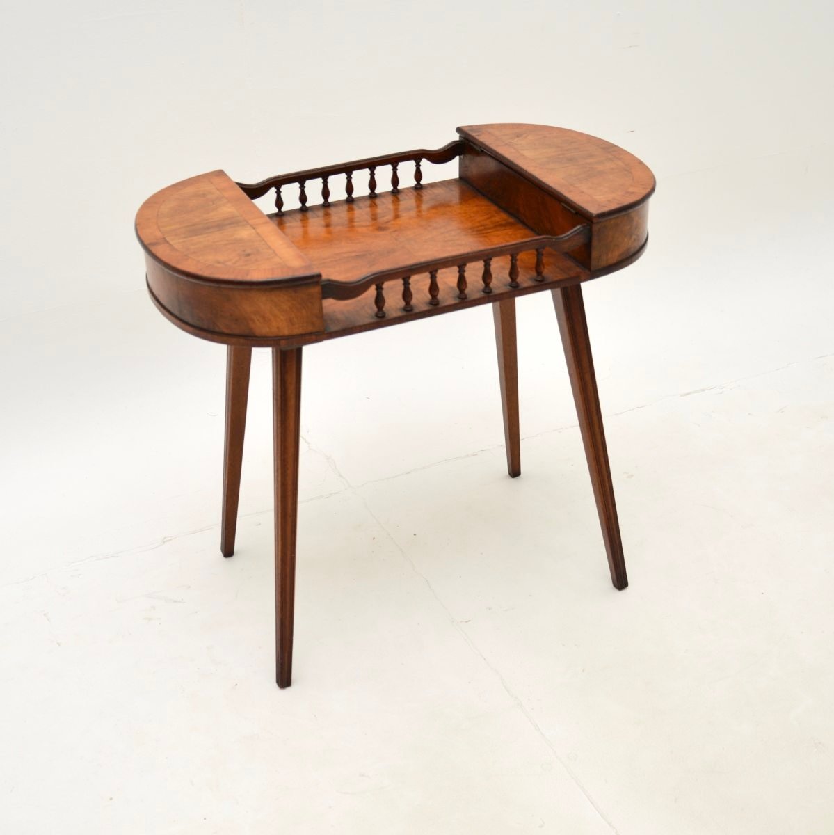 Antique Walnut Side Table, 1920 for sale at Pamono