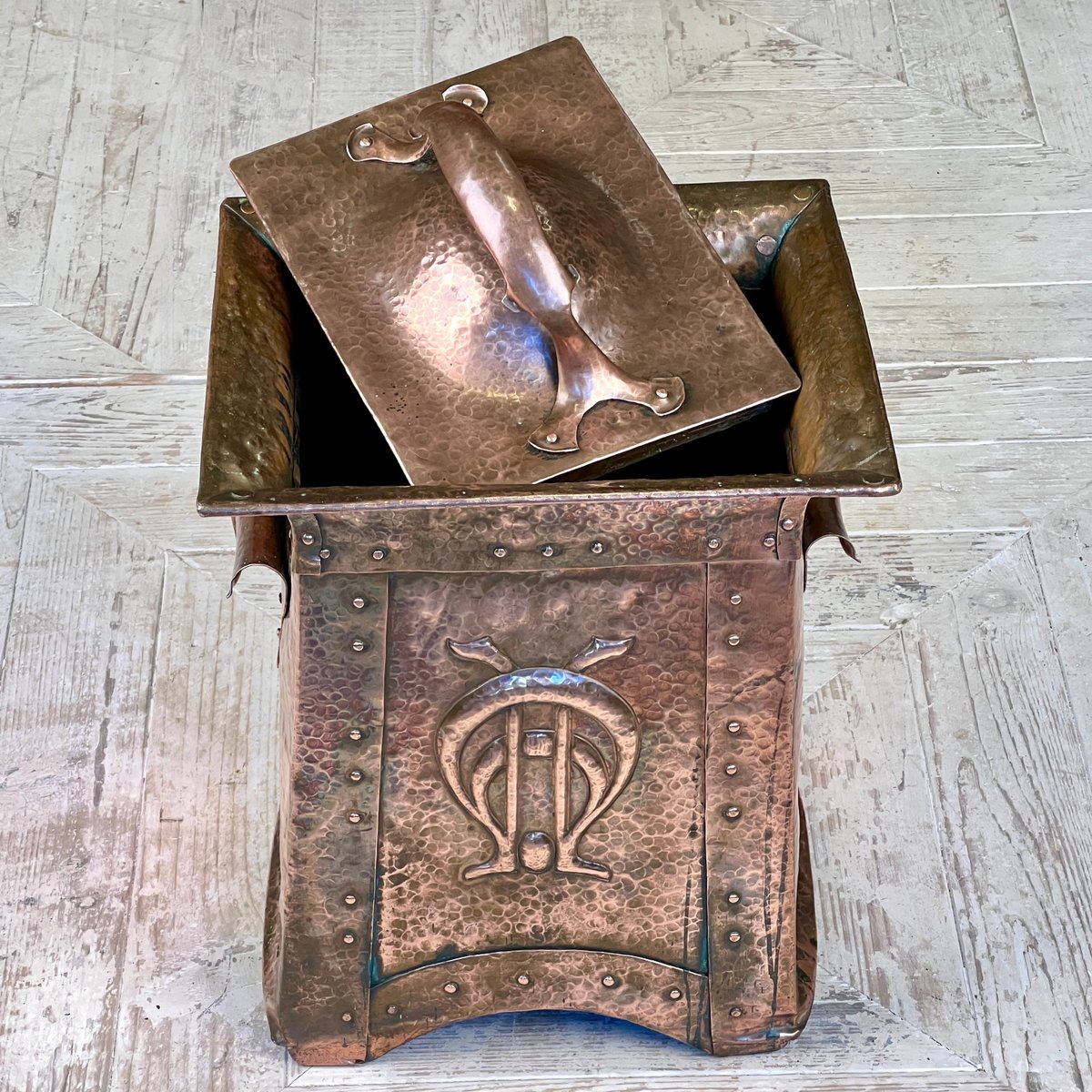 Cassetta di legno Arts & Crafts in rame di William Soutter & Sons, fine ...