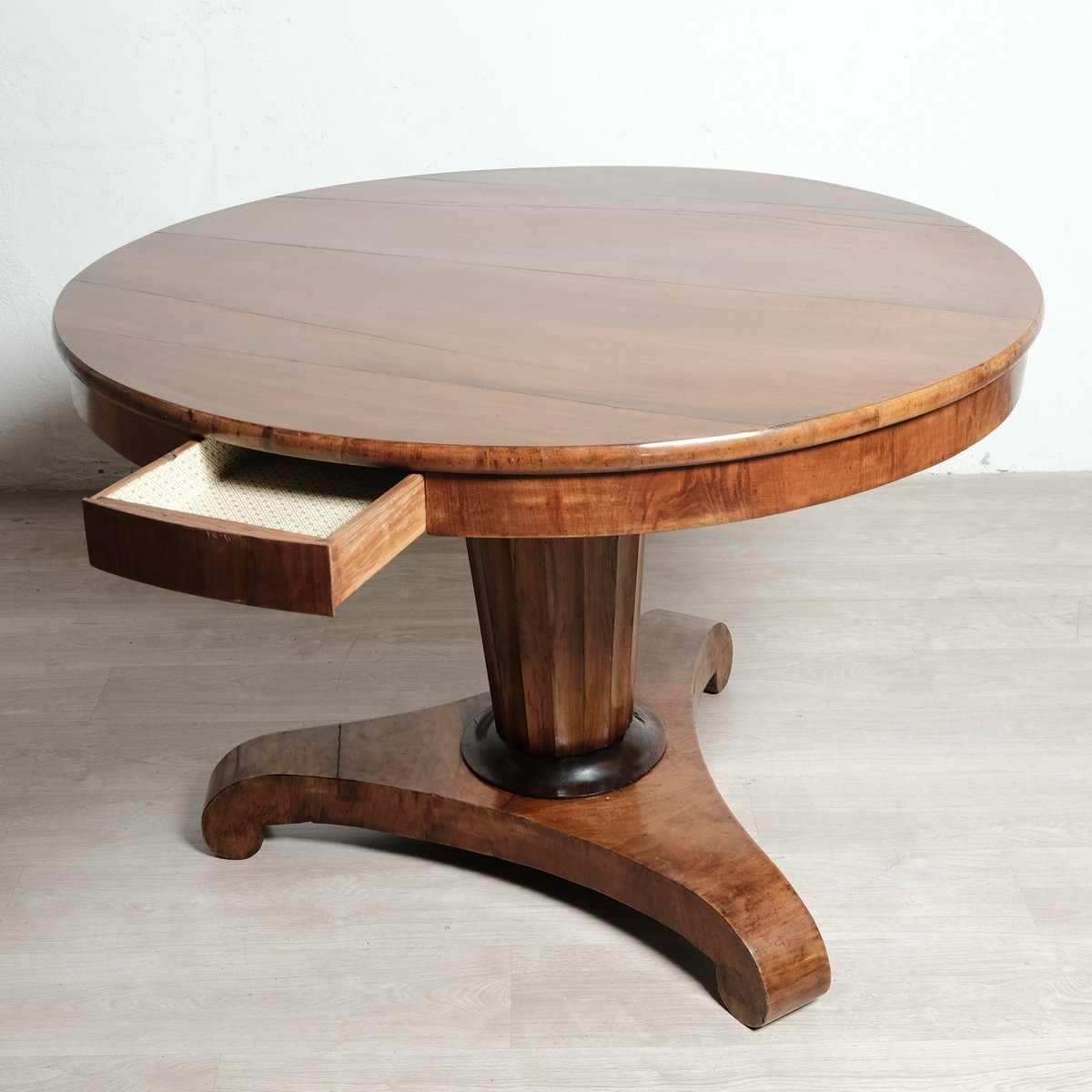 Table de Salle à Manger Ronde Antique de Style Empire en Noyer, Début ...