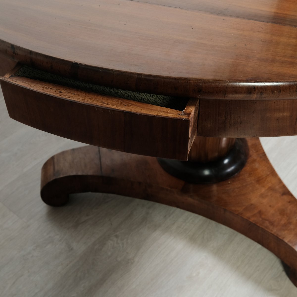 Table de Salle à Manger Ronde Antique de Style Empire en Noyer, Début ...