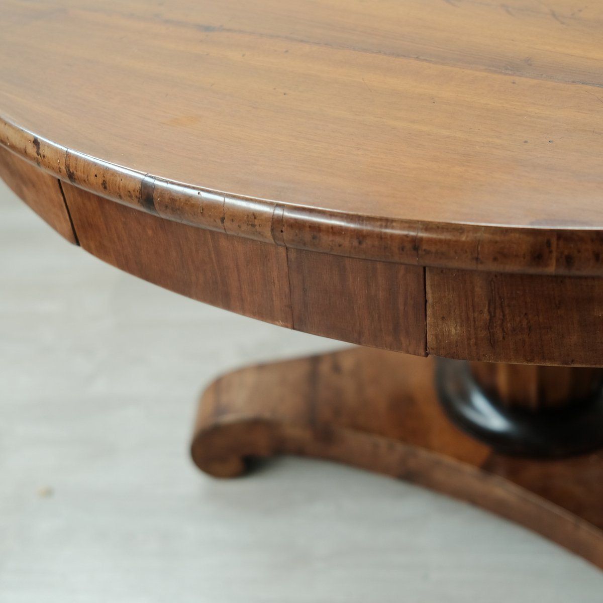 Antique Empire Style Round Dining Table in Walnut, Early 19th Century ...
