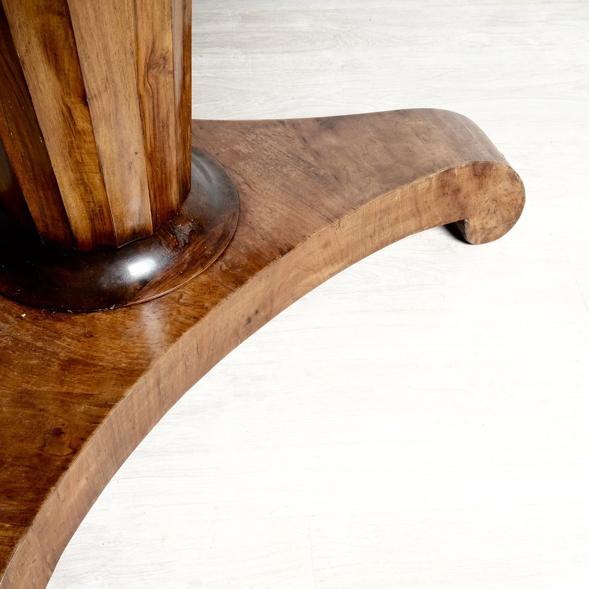 Antique Empire Style Round Dining Table in Walnut, Early 19th Century ...