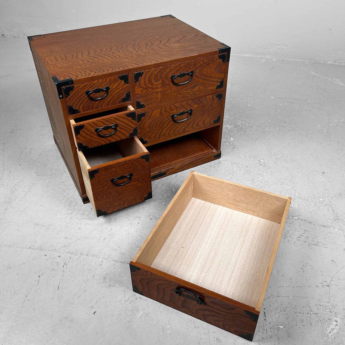 Vintage Shōwa Tansu Chest of Drawers, Japan, 1960s for sale at Pamono