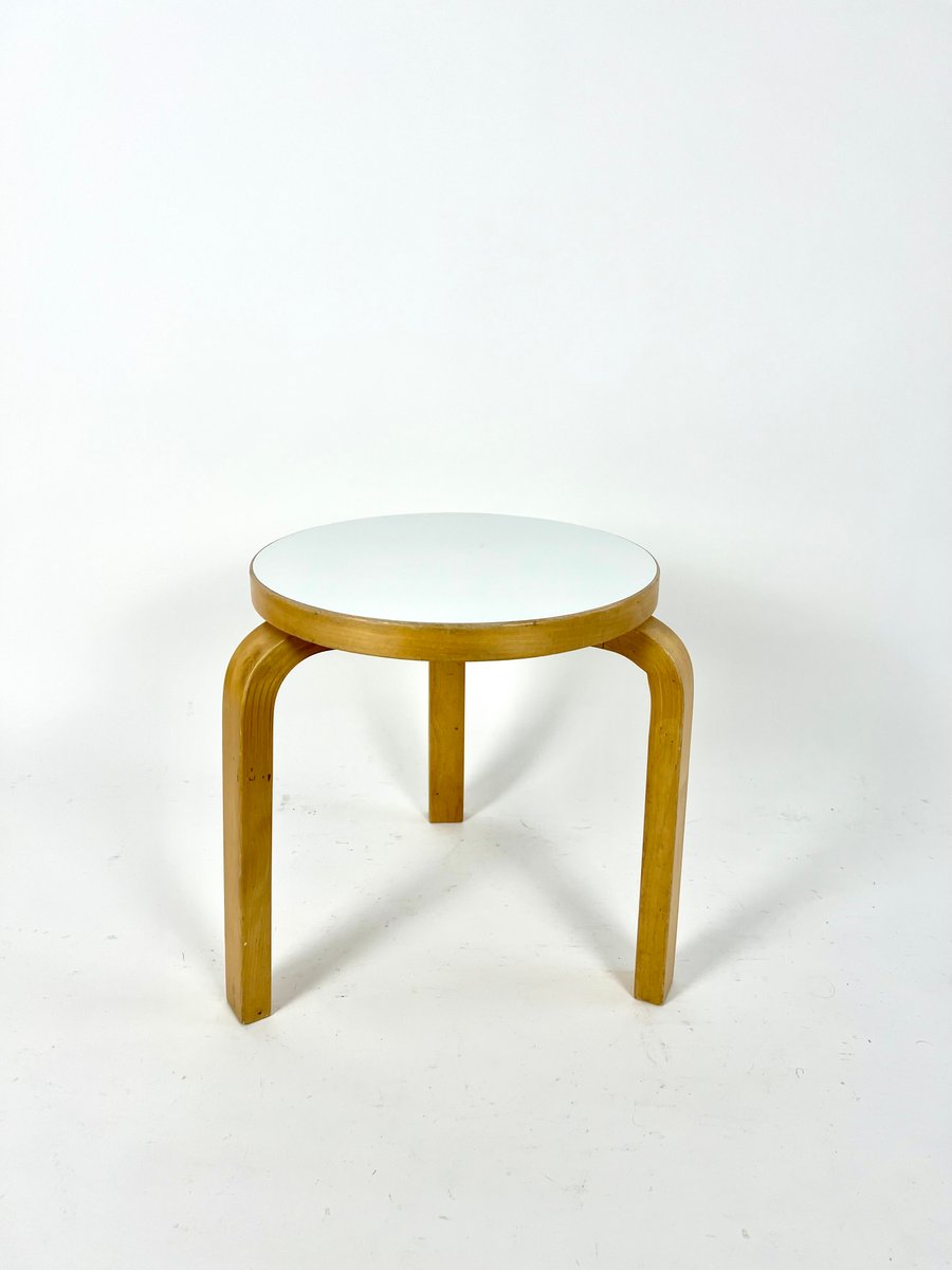 Niedriger Vintage Hocker / Beistelltisch von Alvar Aalto für Artek, Finnland, 1960er bei Pamono ...