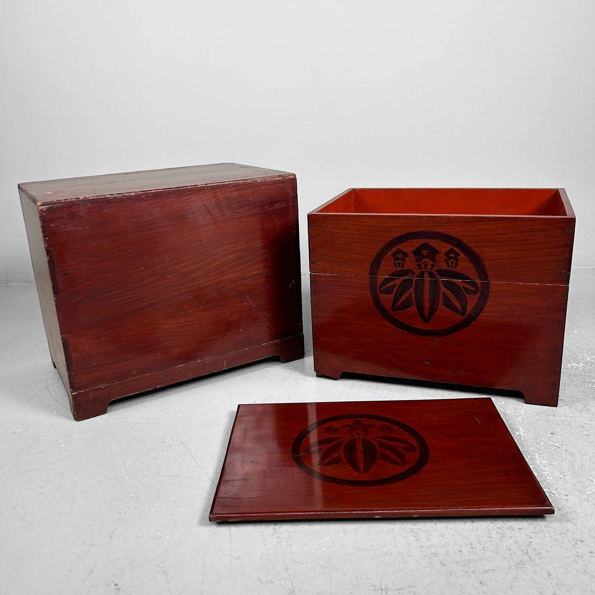 Jubako with Urushi Lacquer and Kamon, Japan, 1920s for sale at Pamono