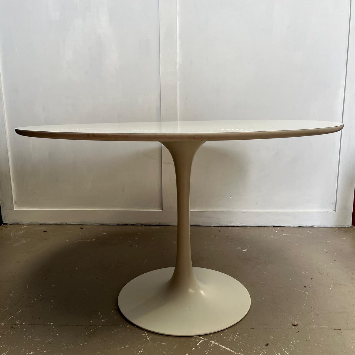 Arkana White Round Tulip Table, 1960s for sale at Pamono