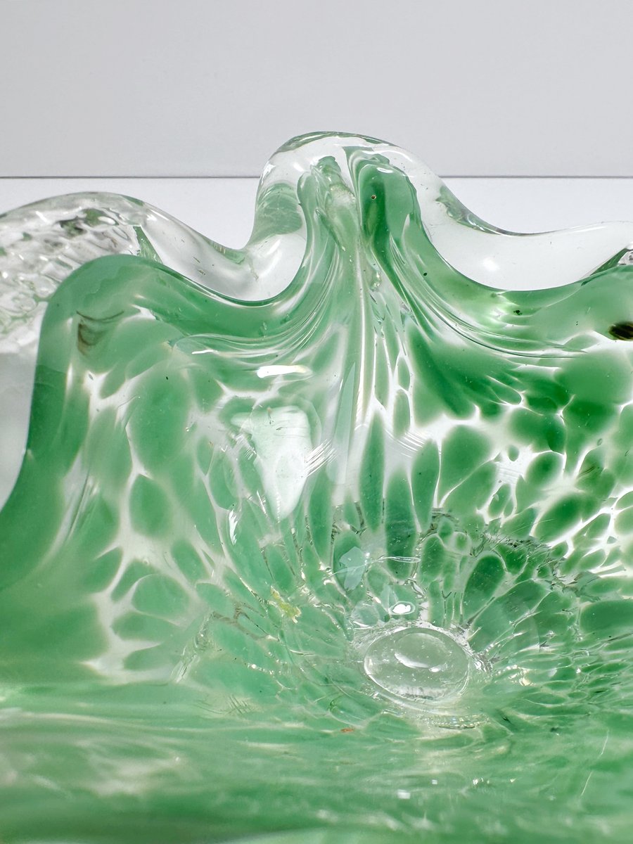 Murano Aschenbecher mit pastellgrünem Sprenkel Dreieck, 1970er bei ...