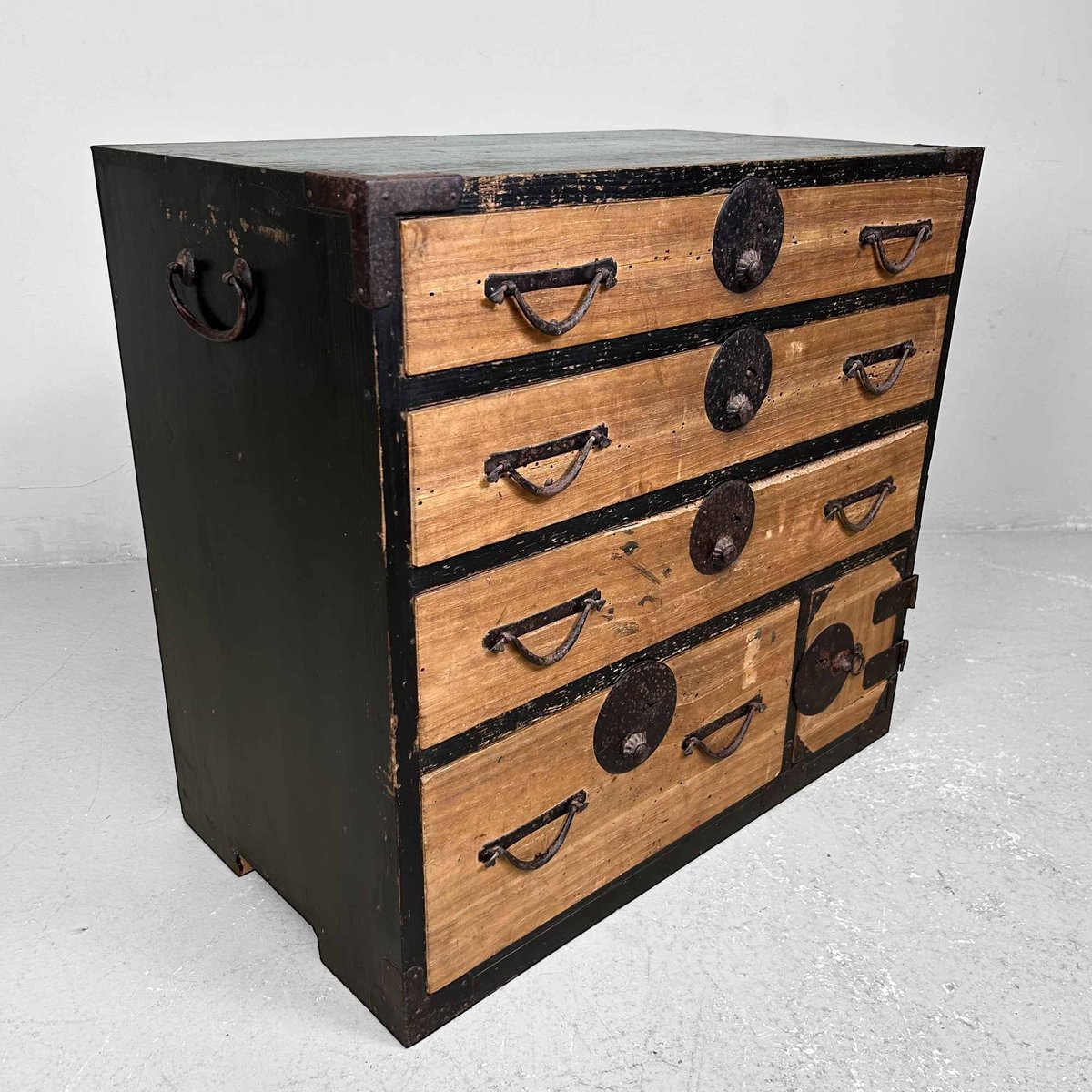 Japanese Traditional Tansu Storage Cabinet, 1890s for sale at Pamono