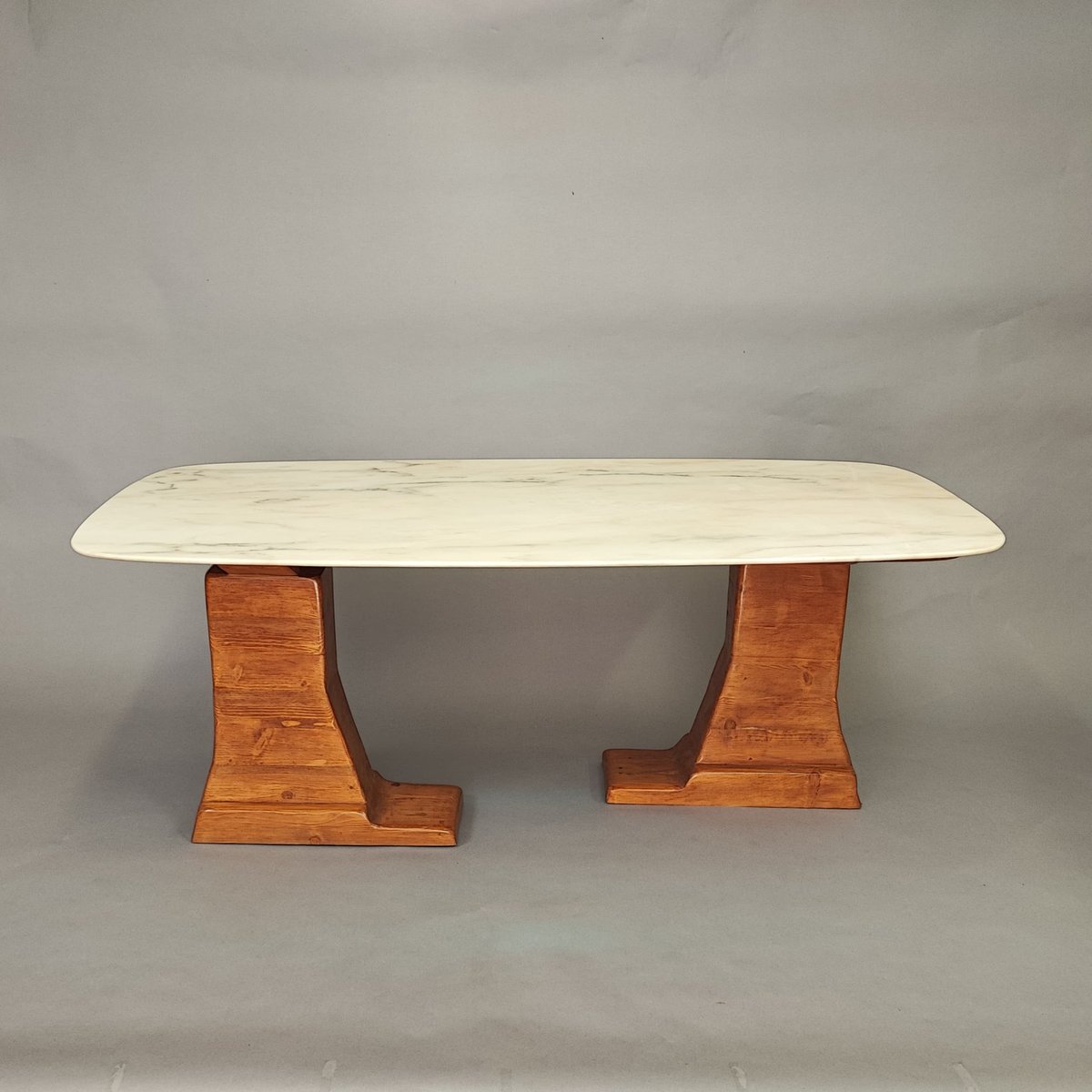 Skulpturaler Esstisch aus Holz & Marmor, 1970er bei Pamono kaufen