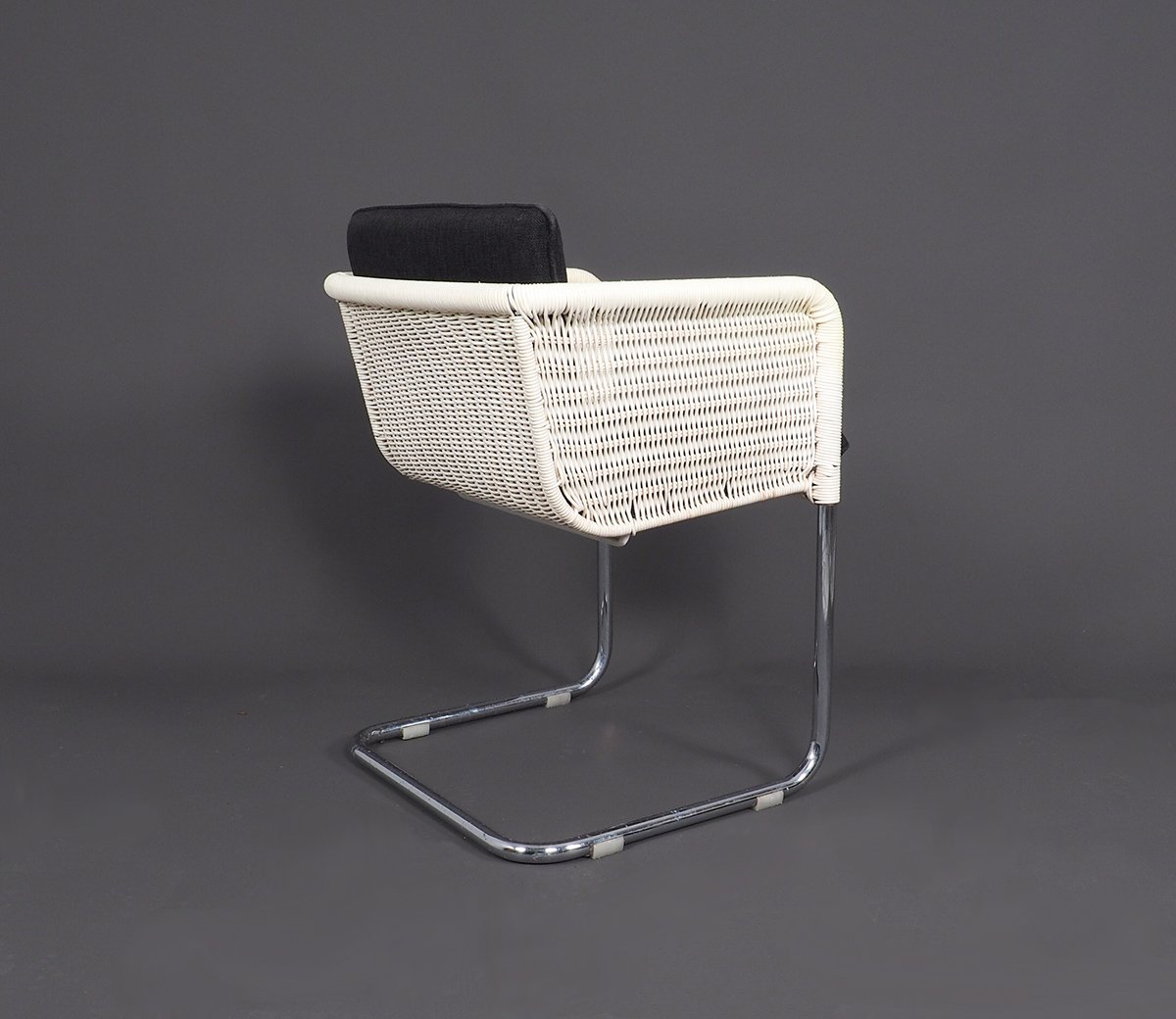 Tecta D43 White Cantilever Chairs, 1980s, Set of 4 for sale at Pamono