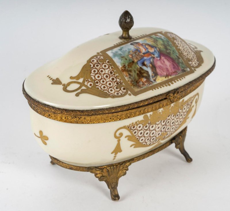 Enamelled and Gilded Box from Sèvres for sale at Pamono