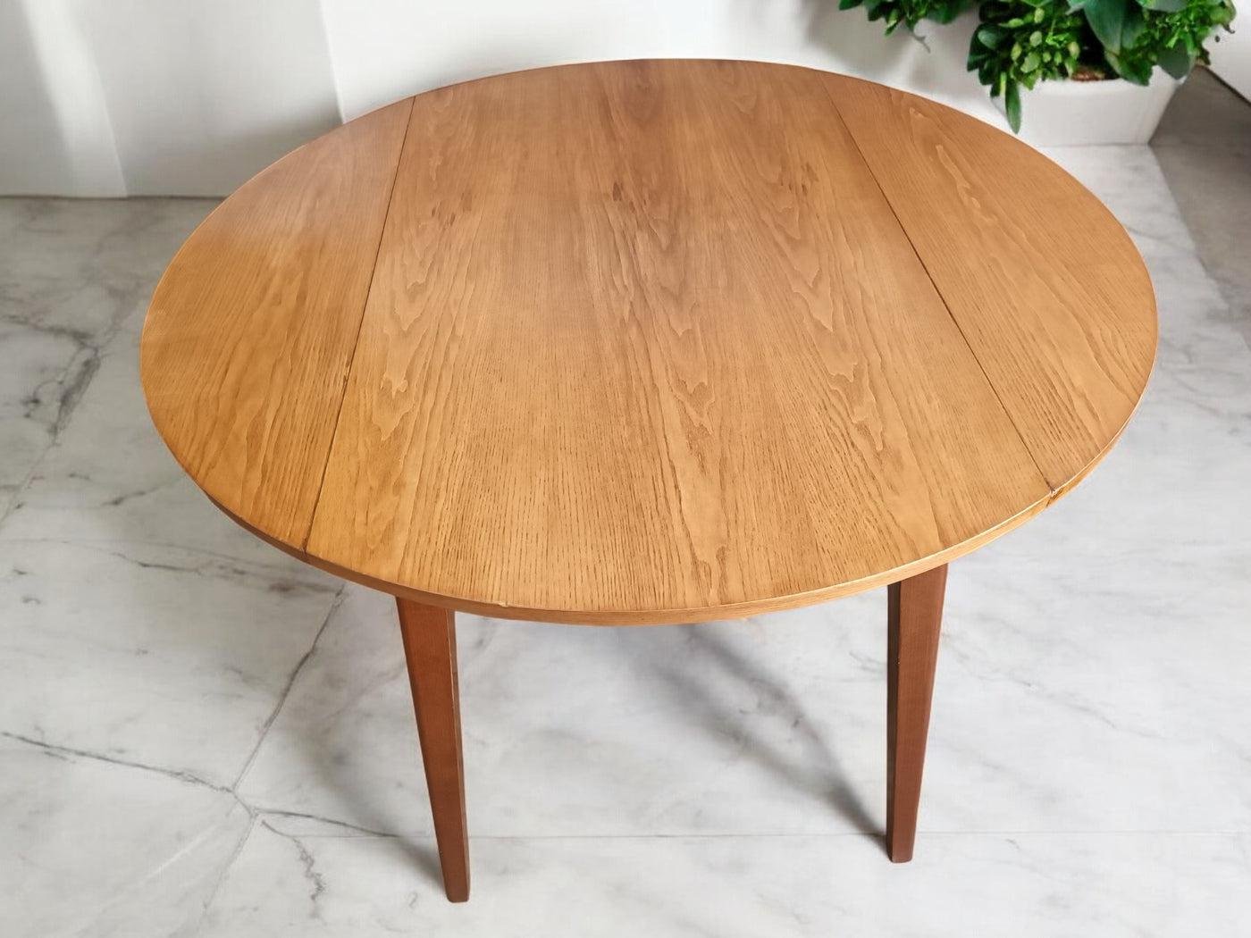 Mid-Century Round Dining Table in Oak for sale at Pamono