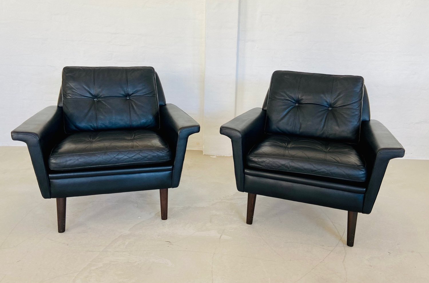 Vintage Danish Club Chairs in Black Leather from Nili Stoppmøbler, 1970, Set of 2 for sale at Pamono