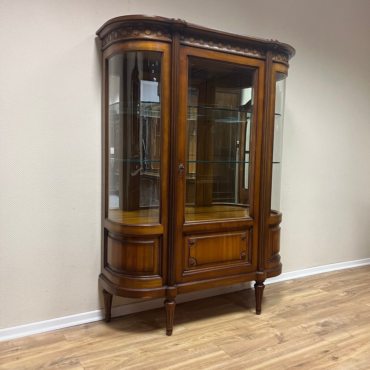 Vintage Display Cabinet in Cherry, 20th Century for sale at Pamono