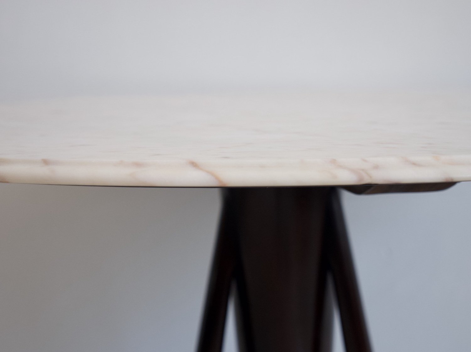 Runder Mid-Century Modern Esstisch aus Marmor & ebonisiertem Holz von ...