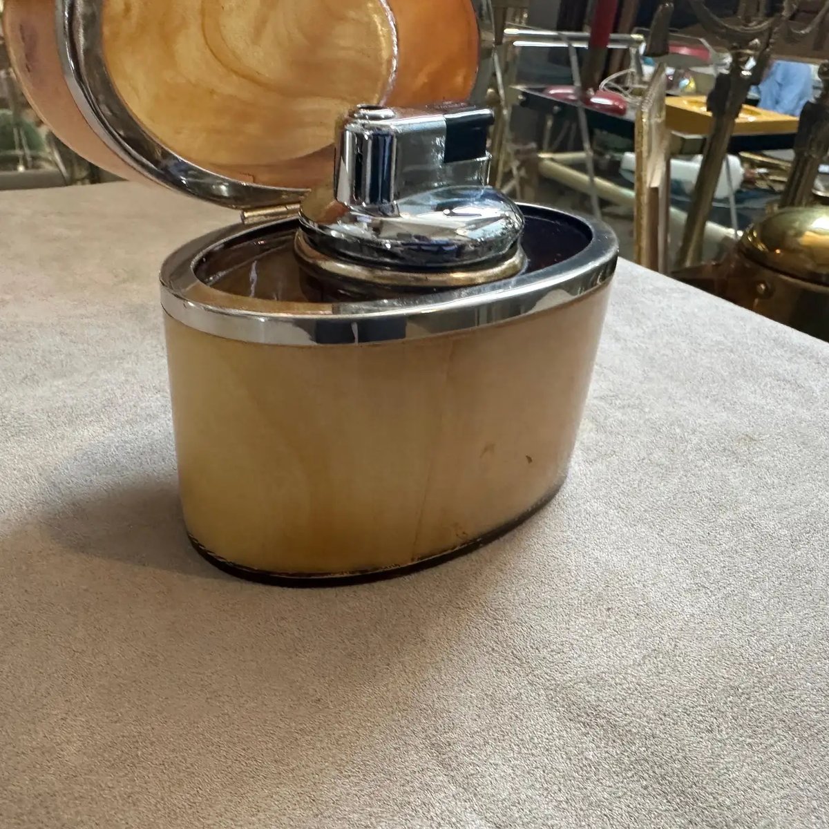 Mid-Century Modern Italian Oval Table Lighter, 1960 for sale at Pamono