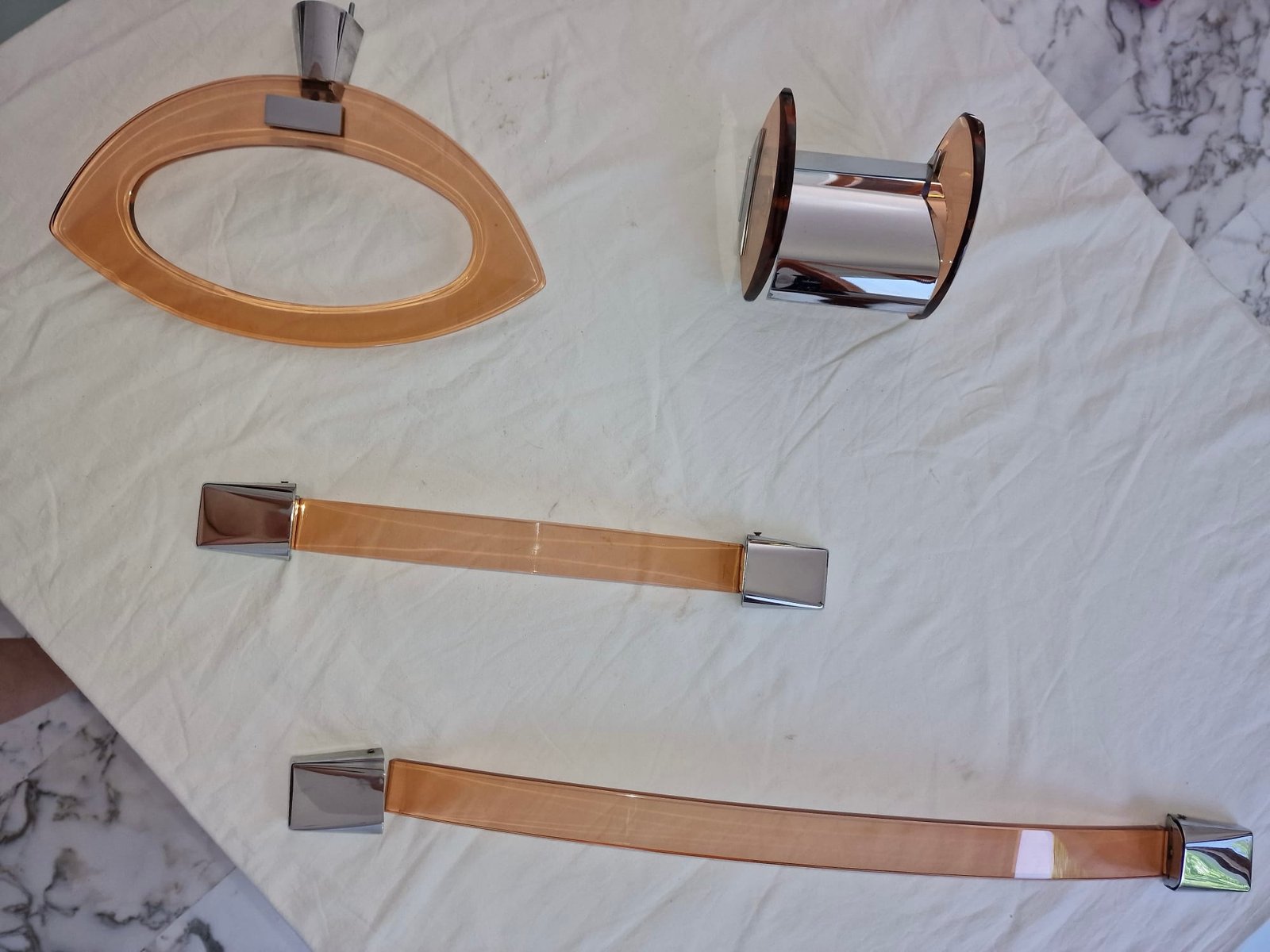 Set da bagno in vetro rosa e ottone cromato di Veca per Fontana Arte ...