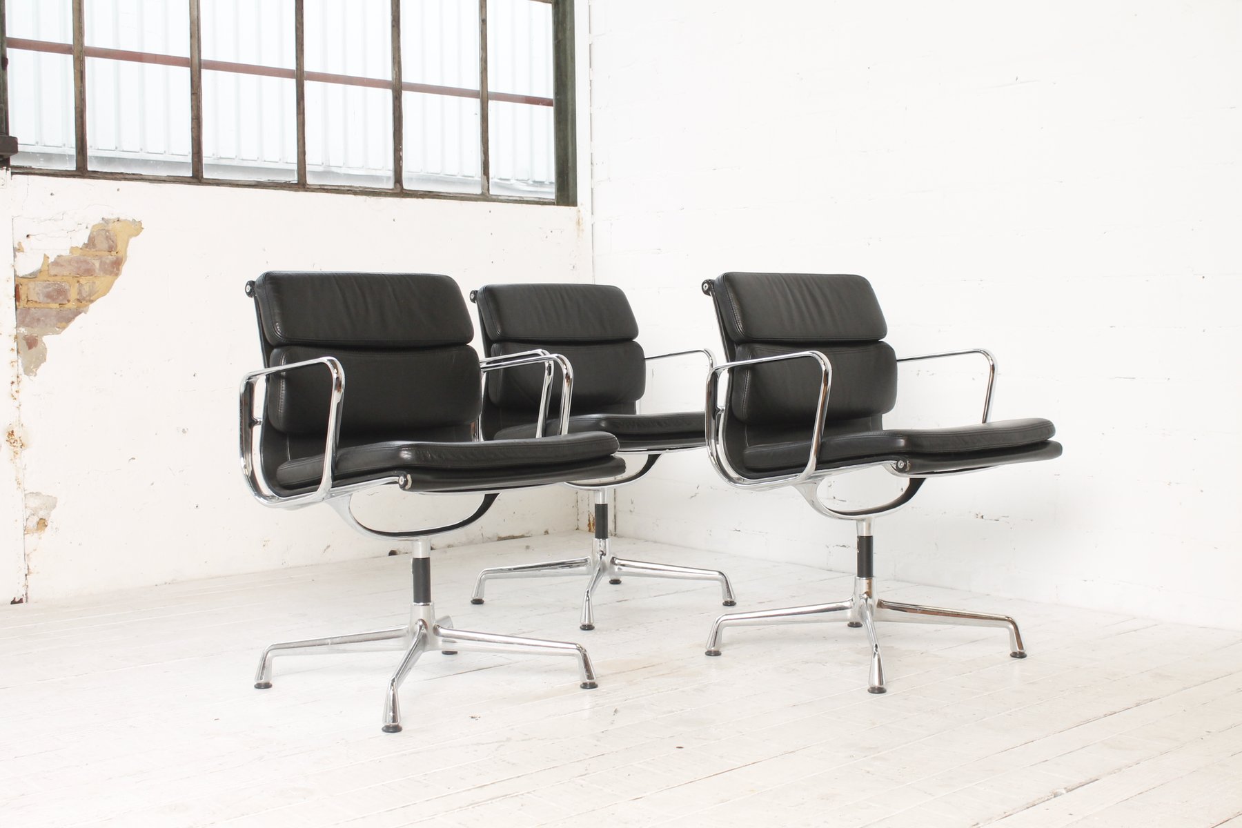 Soft Pad Ea 207 Chair by Charles & Ray Eames for Vitra for sale at Pamono