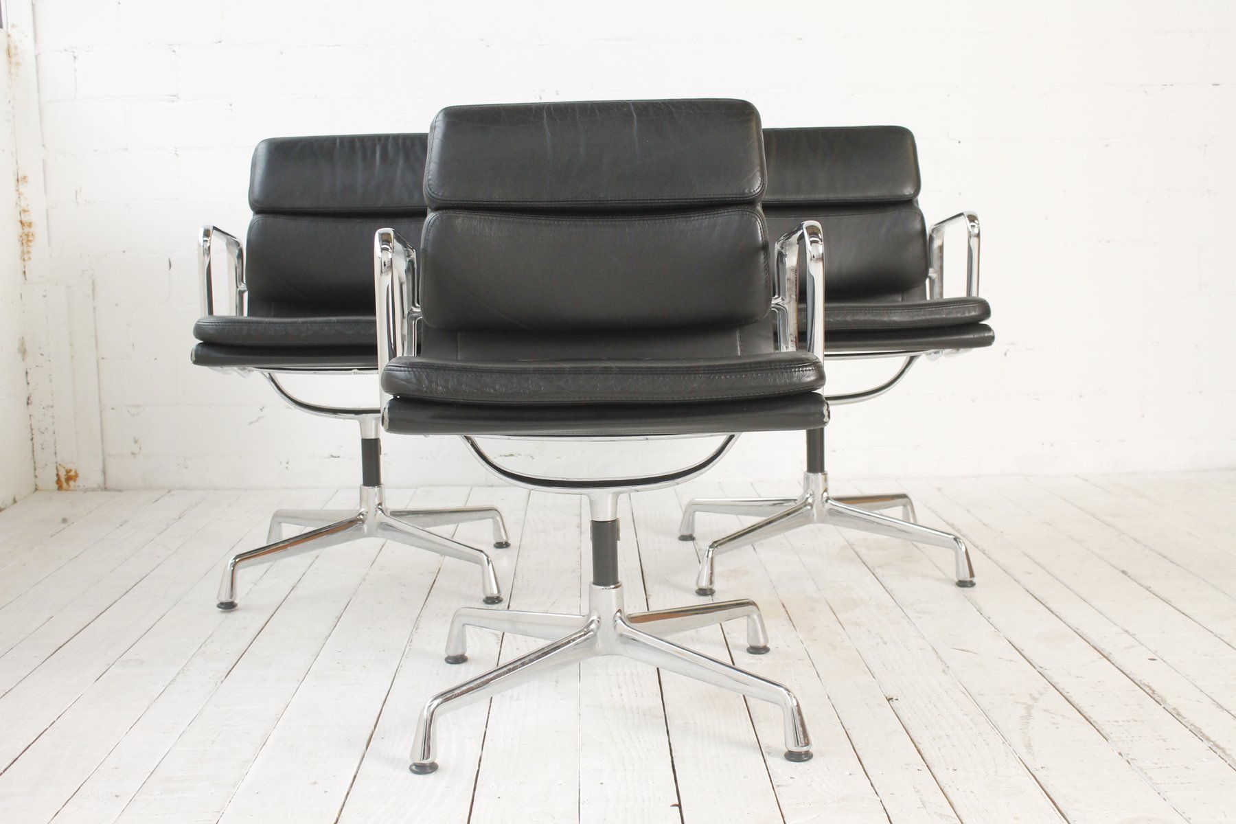 Soft Pad Ea 207 Chair by Charles & Ray Eames for Vitra for sale at Pamono