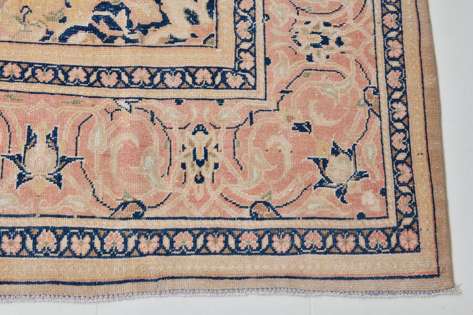 Large Vintage Rug in Wool for sale at Pamono