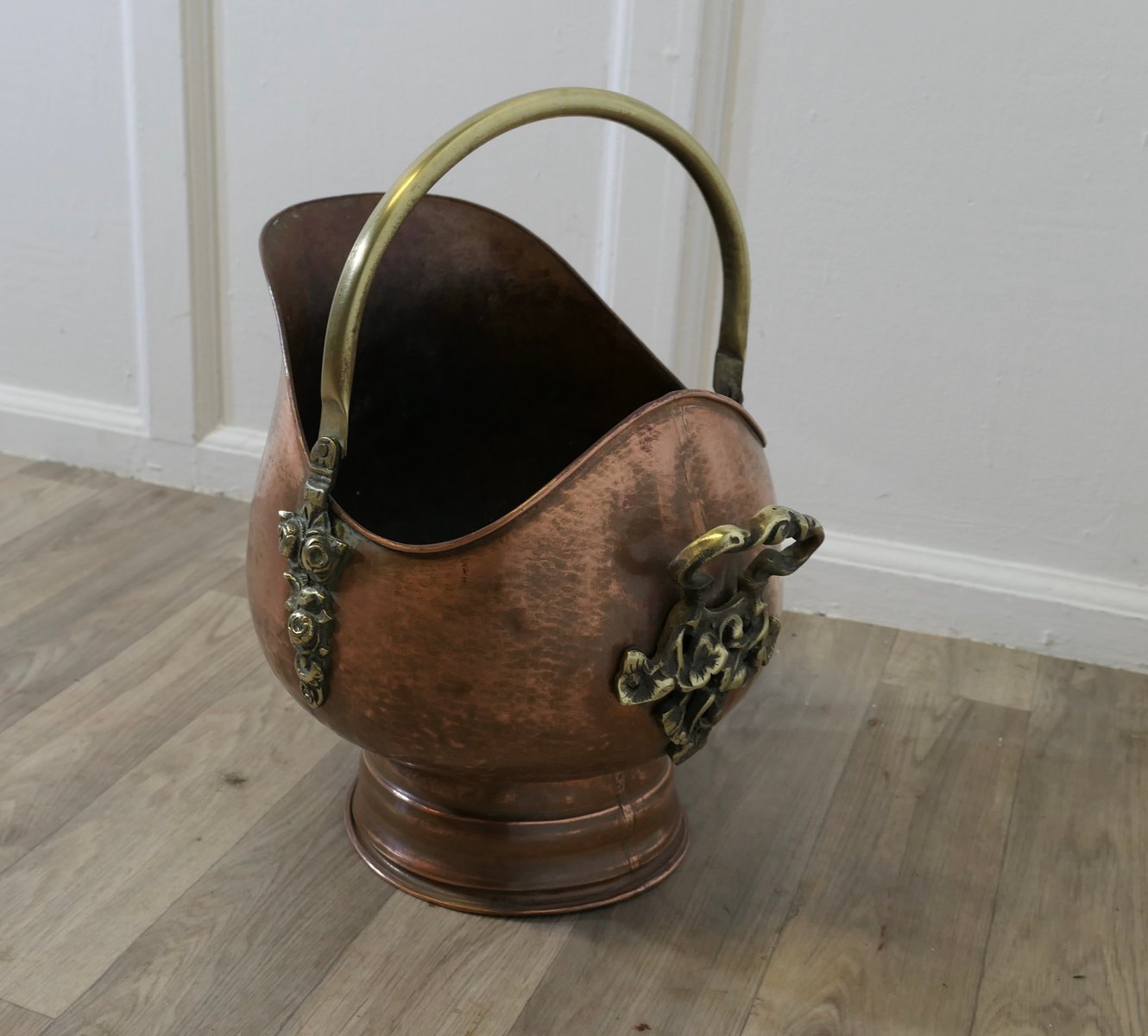 Arts and Crafts Copper Helmet Coal Scuttle , 1890s for sale at Pamono
