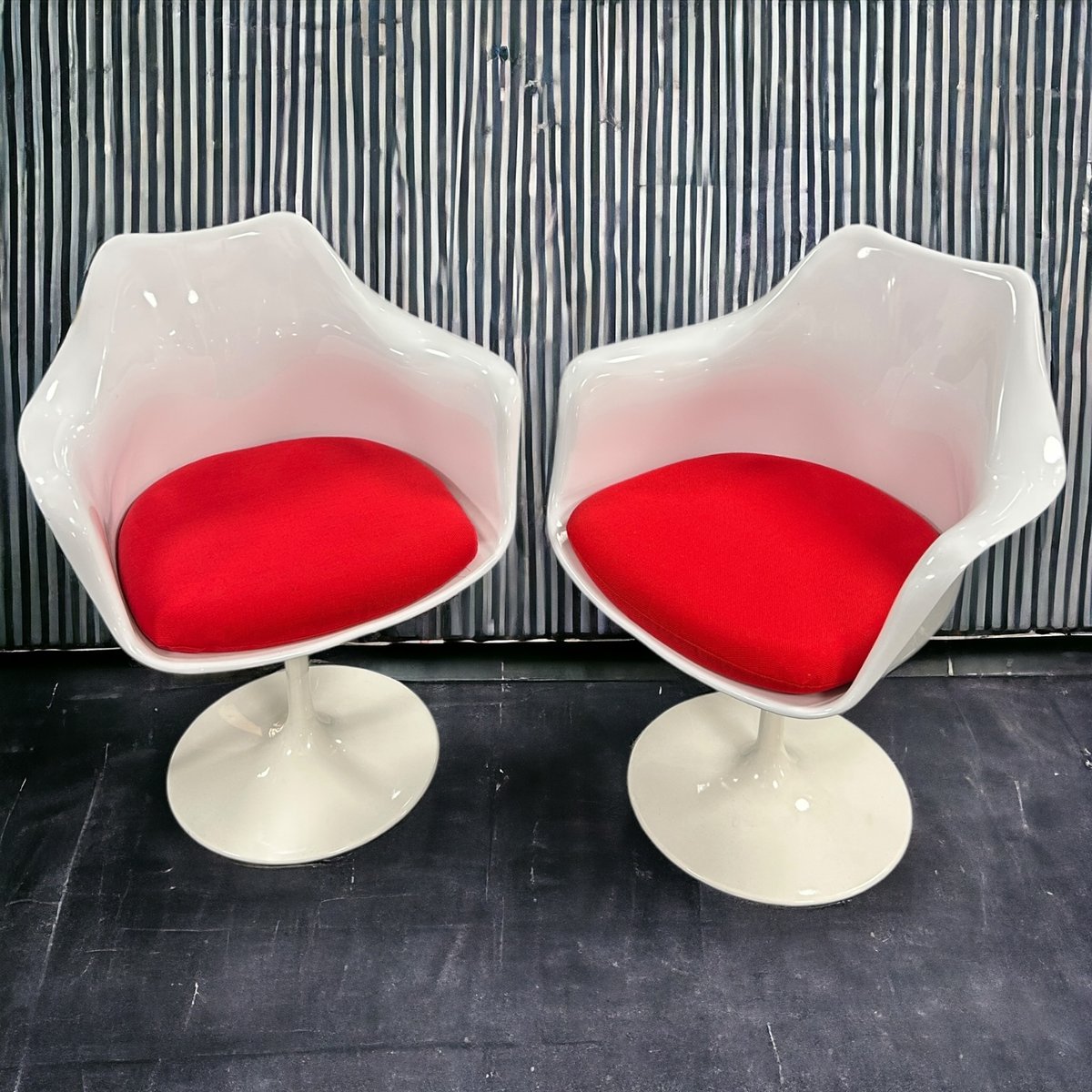 Set of Vintage Space Age Tulip Chairs by Eero Saarinen for sale at Pamono