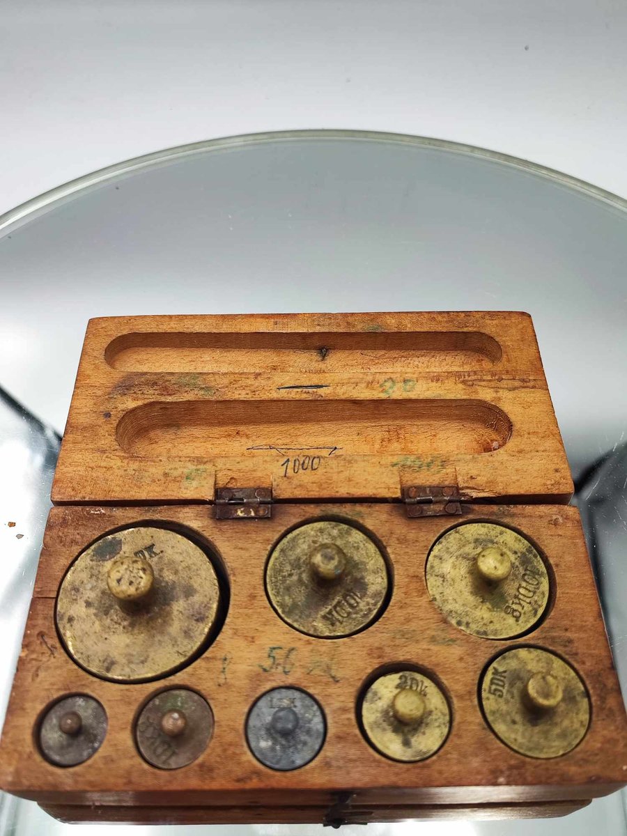 Pre-War Brass Weights in Scale Box, 1890s, Set of 9 for sale at Pamono
