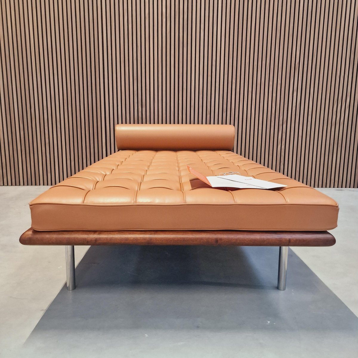 Barcelona Daybed aus cognacfarbenem Leder von Ludwig Mies van der Rohe ...