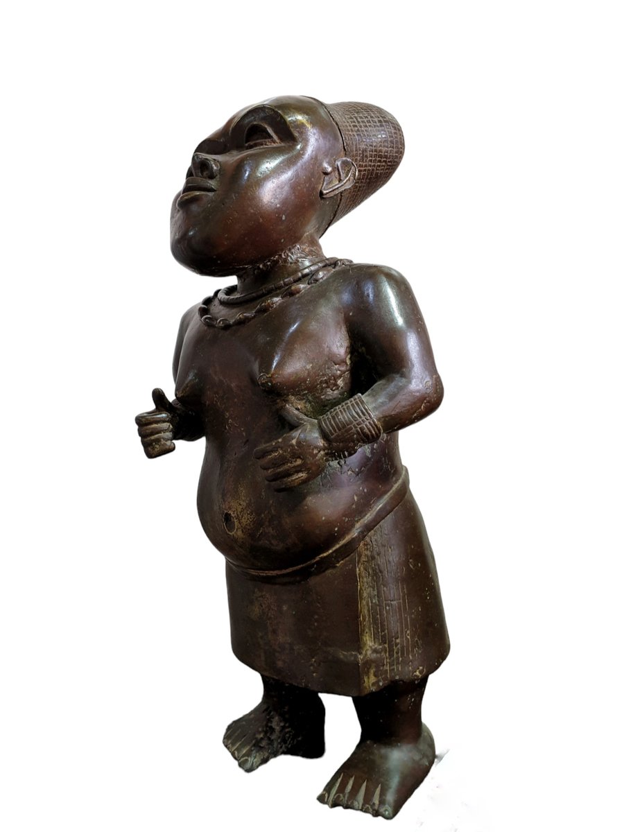Nigerian Kingdom of Benin Oba Ifé Artist, Court Dwarf, Pre-1800s, Bronze for sale at Pamono