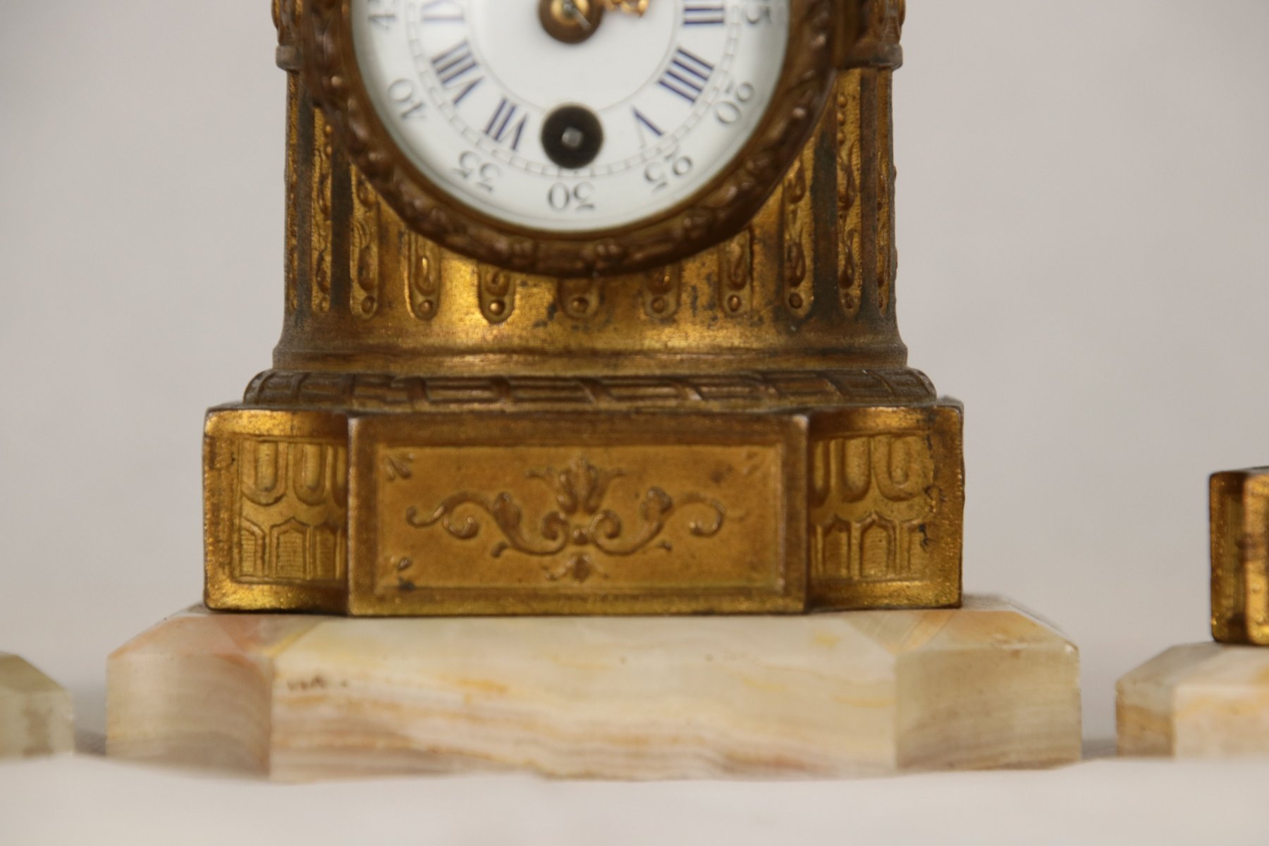Orologio piccolo antico da camino con piastre laterali, metà XIX secolo ...