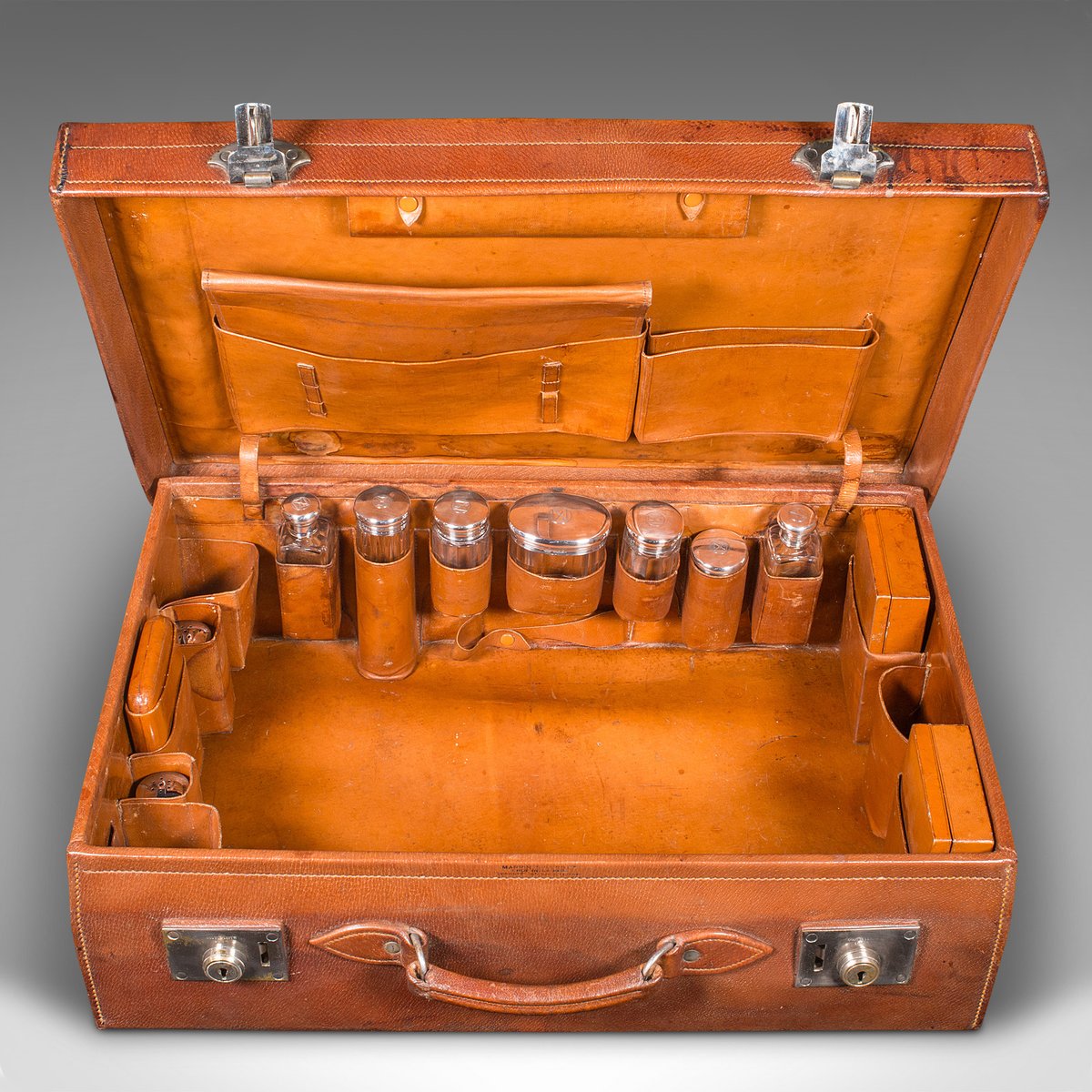 Vintage English Gentlemans Valet Suitcase in Leather, 1920 for sale at ...