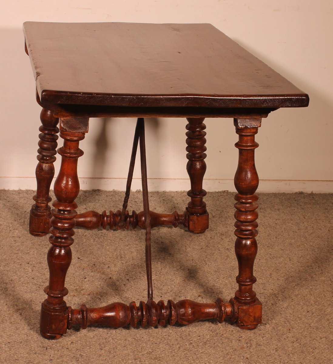 Small 17th Century Spanish Table for sale at Pamono