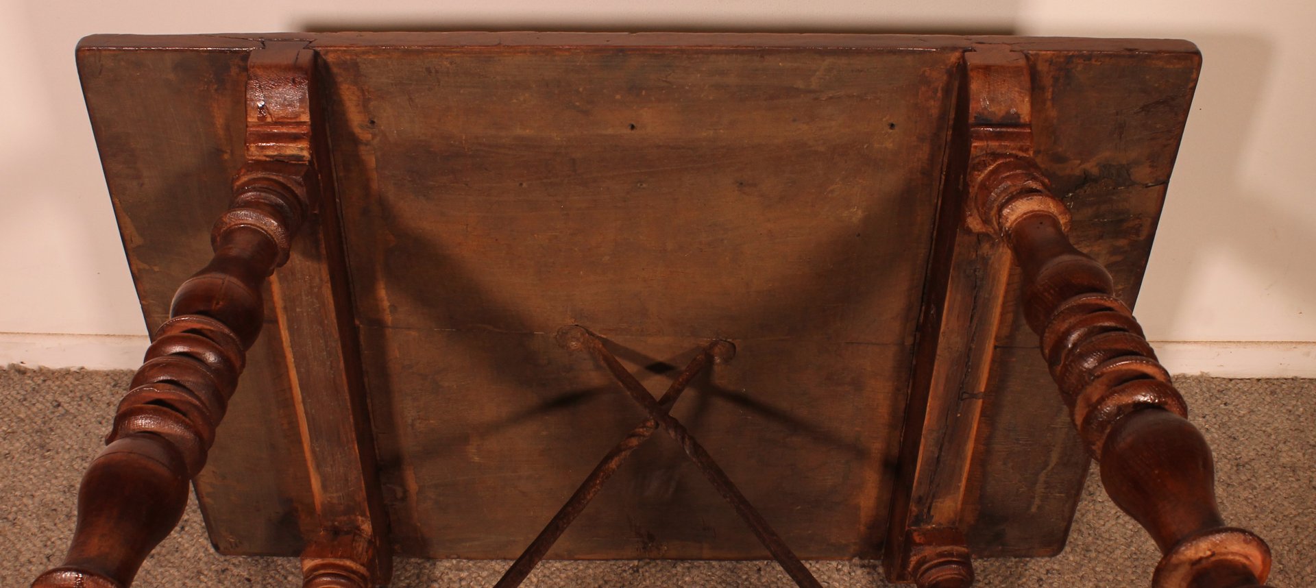 Small 17th Century Spanish Table for sale at Pamono