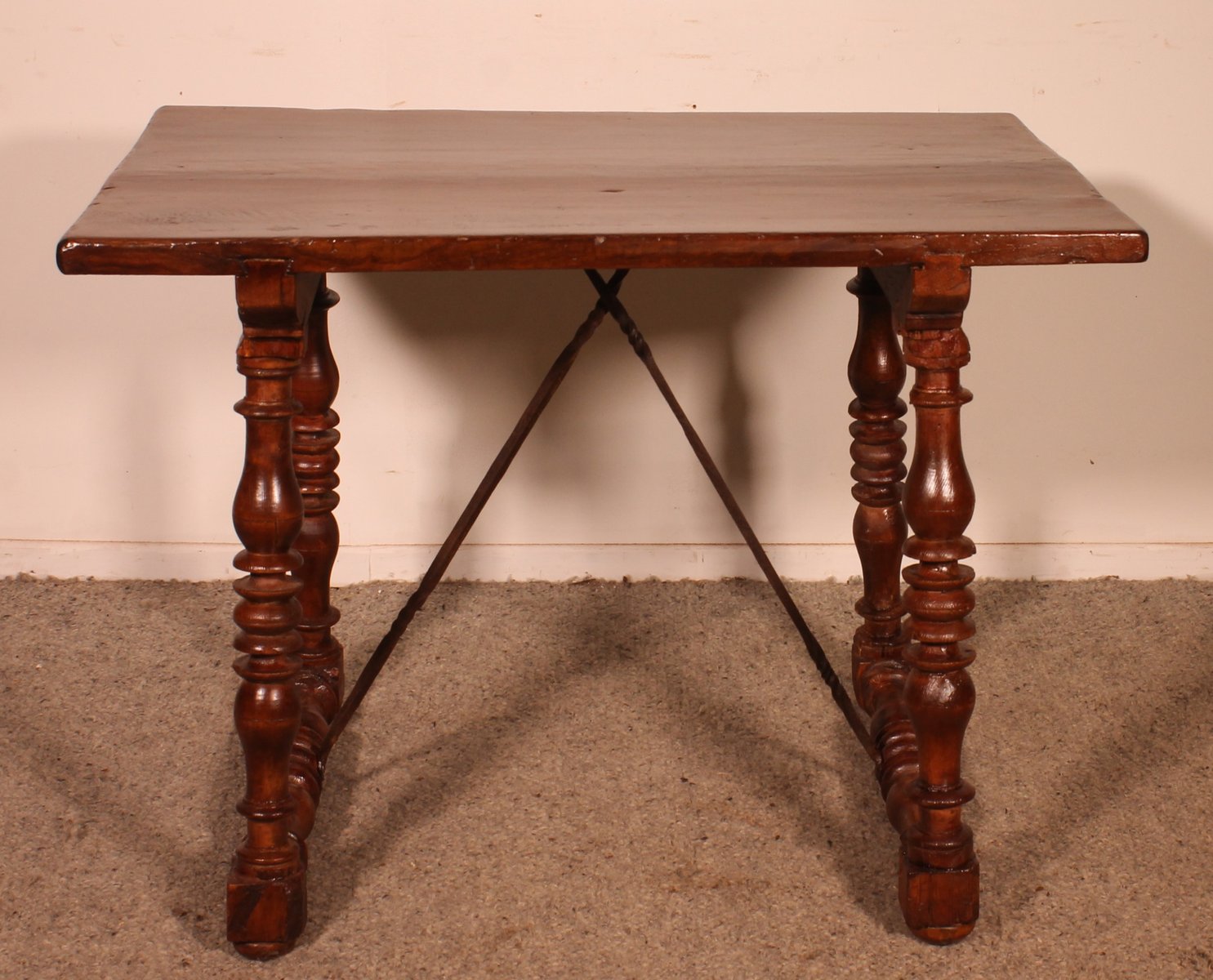Small 17th Century Spanish Table for sale at Pamono