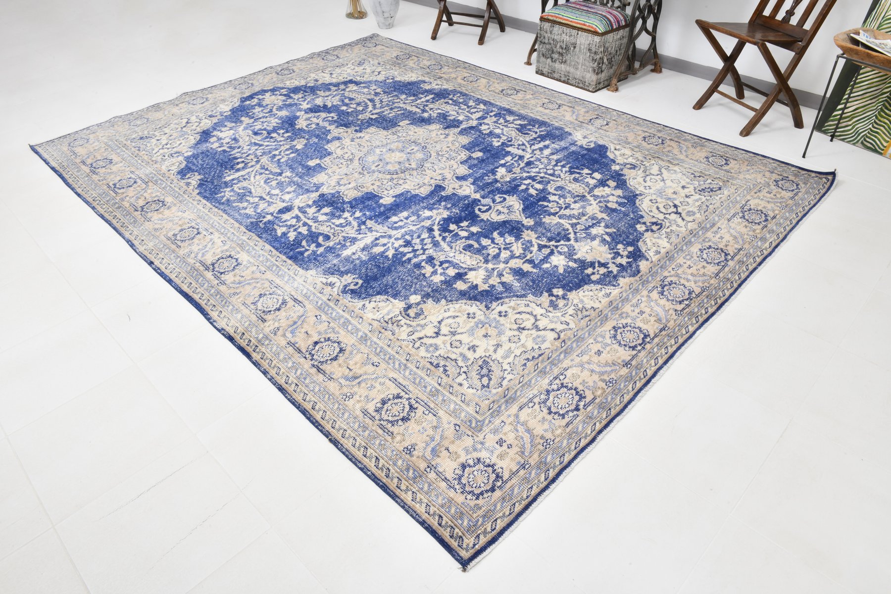 Large Vintage Rug in Wool for sale at Pamono