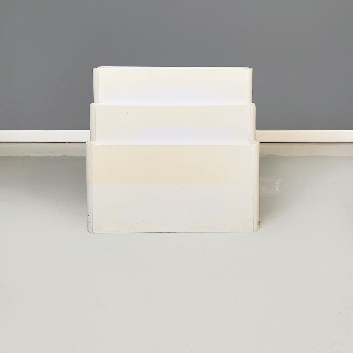 Italian Modern White Plastic Magazine Rack 4675 attributed to Stoppino ...