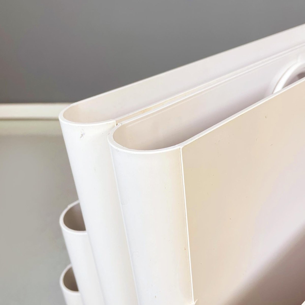 Italian Modern White Plastic Magazine Rack 4675 attributed to Stoppino ...
