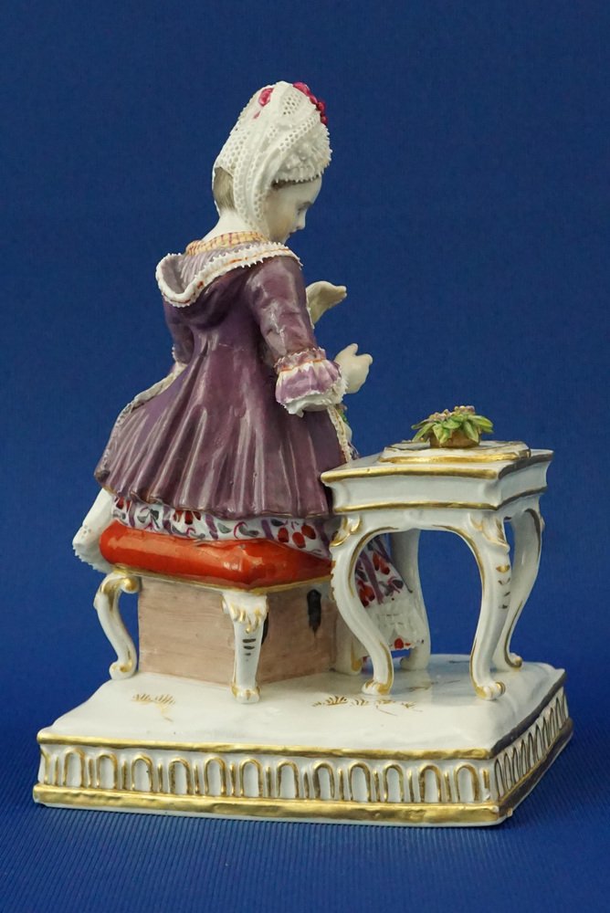 Figurine Rococo en Porcelaine de Petite Fille Assise de Meissen ...
