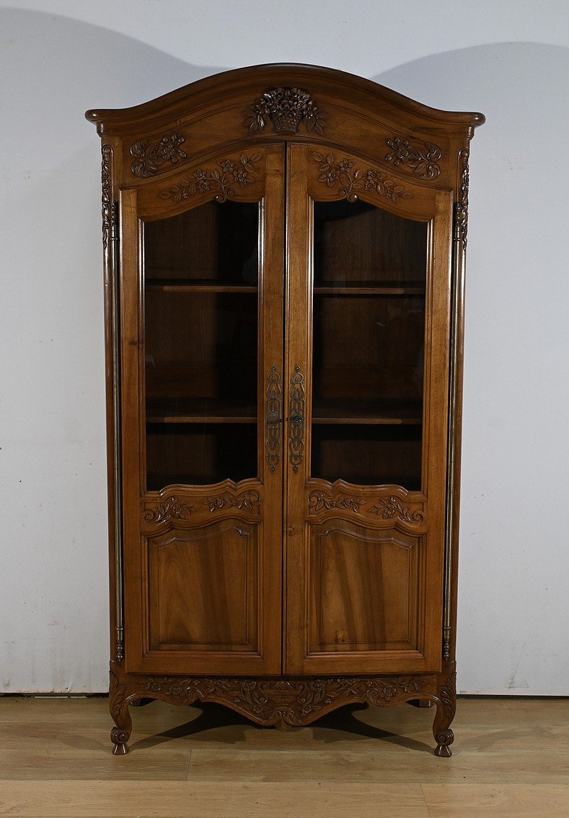 Late 19th Century Louis XV Walnut Showcase Bookcase for sale at Pamono