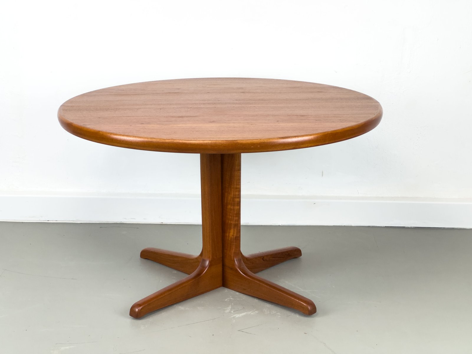 Danish Round Teak Dining Table with Extension from Glostrup, 1970s for ...