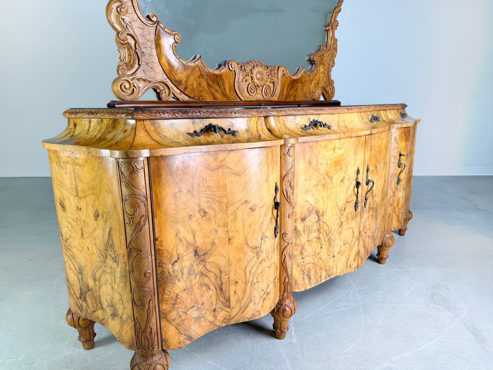 Italienisches Spätbarockes Rokoko Sideboard aus Nussholz von La ...