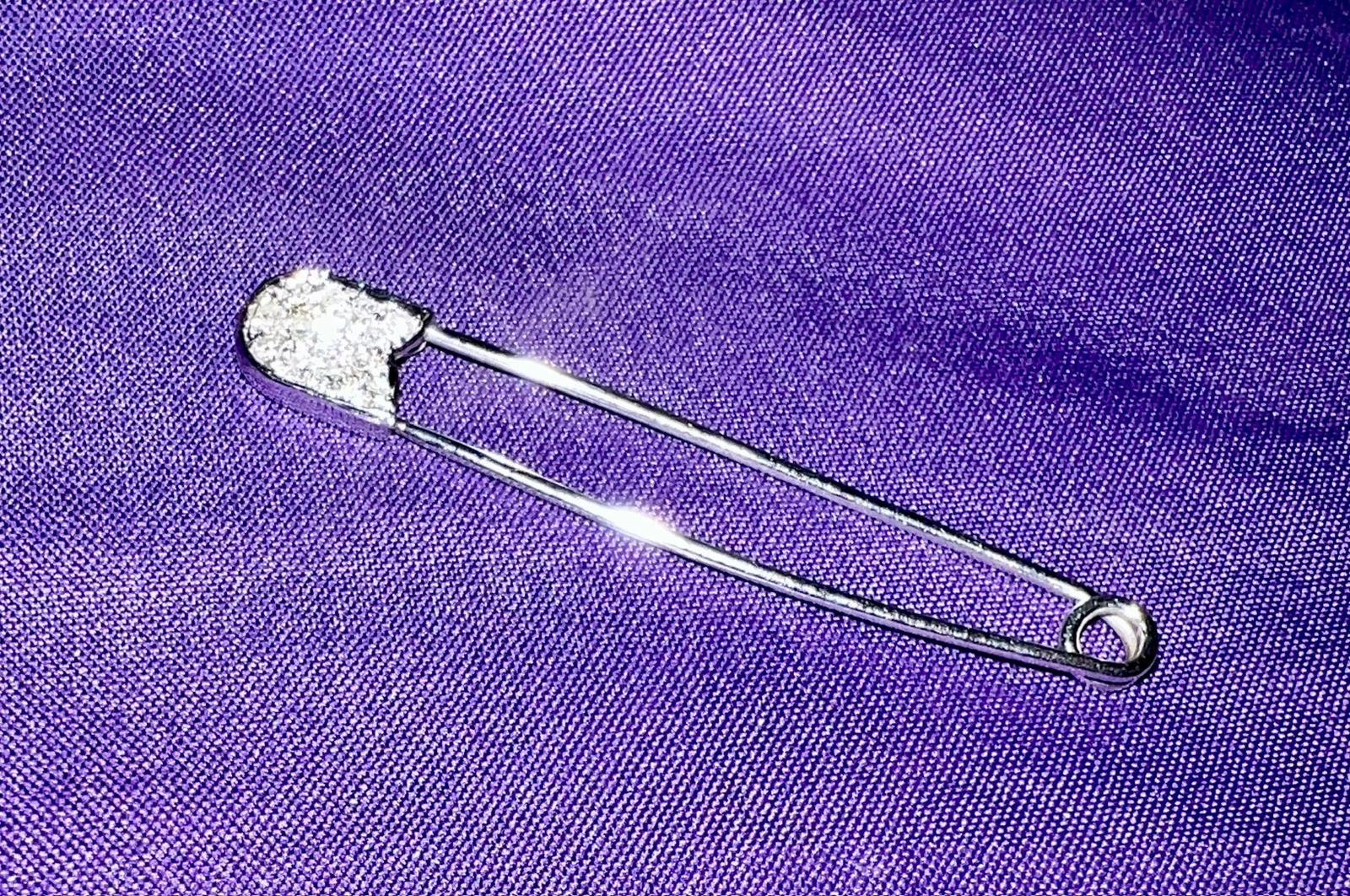 Diamond-Studded Safety Pin in 750 White Gold, 1970 for sale at Pamono
