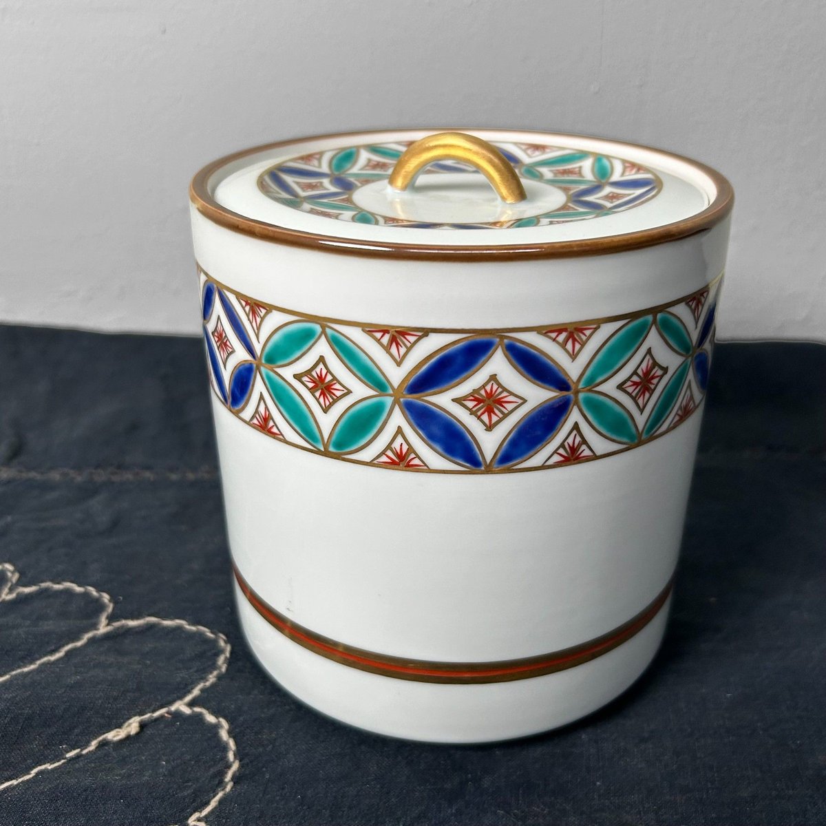 Shōwa Japanese Porcelain Lidded Jar Mizusashi, 1960s for sale at Pamono