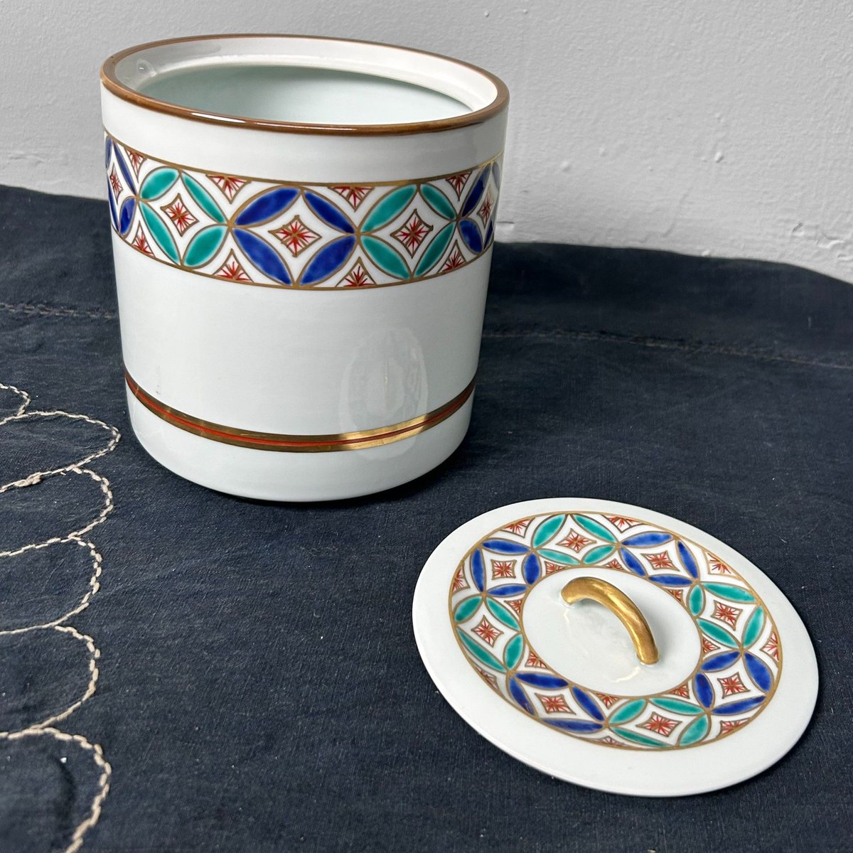 Shōwa Japanese Porcelain Lidded Jar Mizusashi, 1960s for sale at Pamono