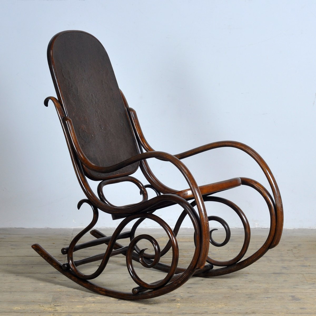 Vintage Rocking Chair from Thonet, 1920 for sale at Pamono